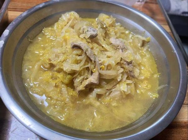 东北猪肉炖酸菜怎么做_酸菜炖猪肉的家常做法-第1张图片-山城妙识