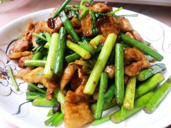 猪肉炒蒜苗怎么做_猪肉炒蒜苗的营养价值-第1张图片-山城妙识 猪肉炒蒜苗怎么做_猪肉炒蒜苗的营养价值-第1张图片-山城妙识