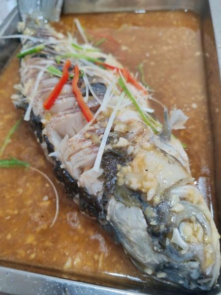 清蒸草鱼怎么做才鲜嫩_家常清蒸草鱼的做法步骤-第2张图片-山城妙识