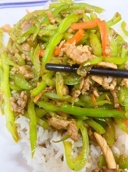 青椒肉丝盖饭怎么做_青椒肉丝盖饭热量高吗-第2张图片-山城妙识