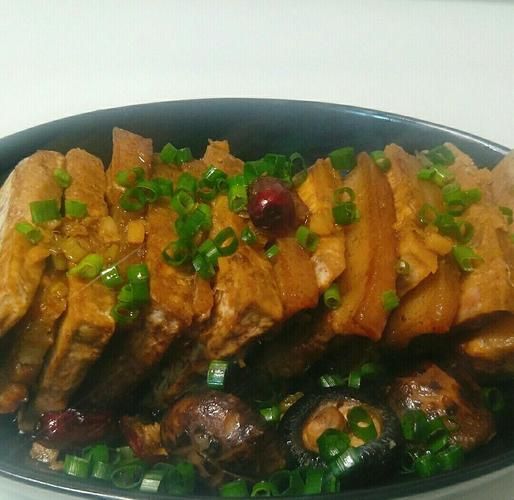 芋头扣肉怎么做才软糯不腻_正宗家常做法-第1张图片-山城妙识