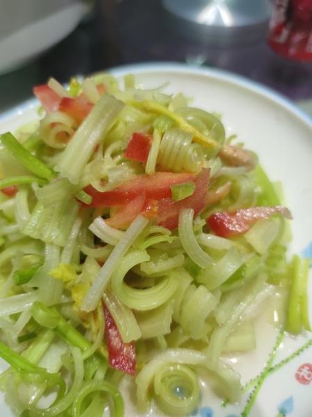 凉拌芹菜怎么做_凉拌芹菜需要焯水吗-第2张图片-山城妙识 凉拌芹菜怎么做_凉拌芹菜需要焯水吗-第2张图片-山城妙识