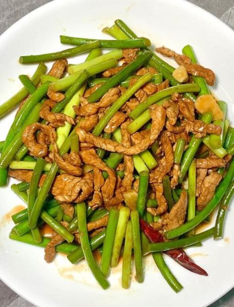 蒜苔炒肉丝怎么做_蒜苔炒肉要不要焯水-第1张图片-山城妙识