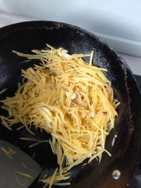 家常土豆丝怎么做好吃_土豆丝脆爽不软塌的秘诀-第2张图片-山城妙识