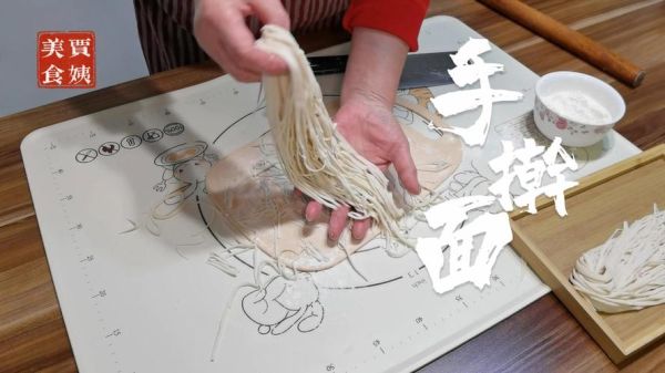 手擀面怎么和面更筋道_手擀面加什么更筋道-第3张图片-山城妙识