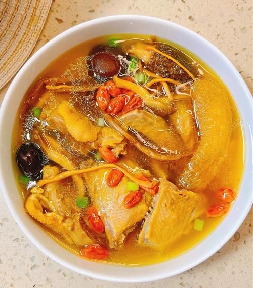 鸽子炖什么补脾胃虚_鸽子汤怎么炖最养胃-第2张图片-山城妙识