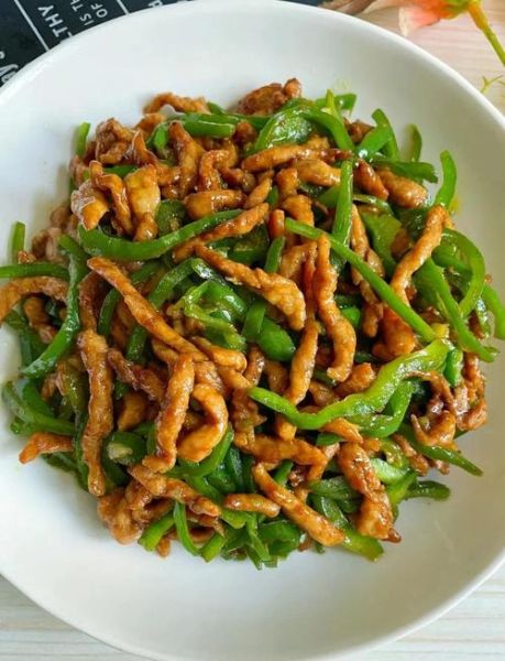 青椒肉丝怎么炒才嫩_青椒肉丝做法视频教程-第1张图片-山城妙识