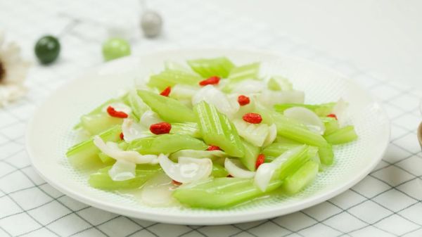 凉拌西芹百合的做法大全_西芹百合焯水几分钟-第3张图片-山城妙识 凉拌西芹百合的做法大全_西芹百合焯水几分钟-第3张图片-山城妙识