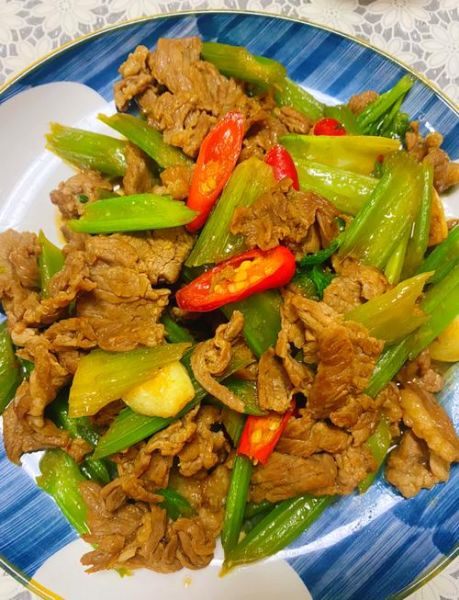 西芹炒肉怎么炒好吃_西芹炒肉的家常做法-第2张图片-山城妙识