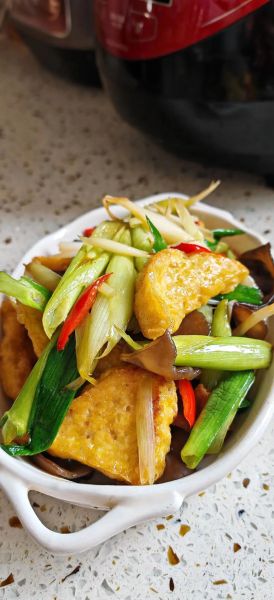 青蒜苗炒豆腐怎么做_青蒜苗炒豆腐家常做法-第1张图片-山城妙识