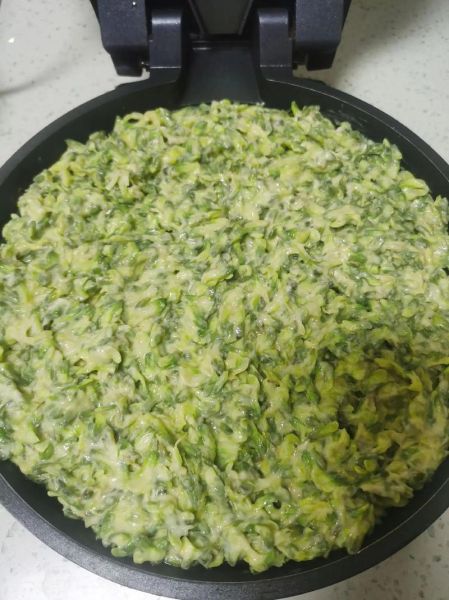 洋槐花饼怎么做好吃_洋槐花饼的家常做法-第3张图片-山城妙识