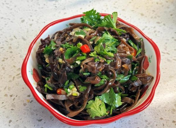 凉拌木耳怎么做才好吃_凉拌木耳需要焯水吗-第2张图片-山城妙识