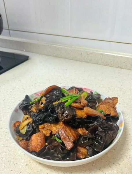 新鲜木耳炒肉怎么做_新鲜木耳炒肉焯水吗-第2张图片-山城妙识