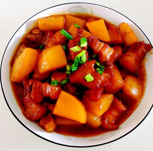 红烧肉和土豆怎么烧好吃_红烧肉土豆的做法步骤-第1张图片-山城妙识