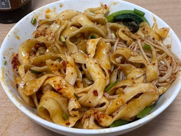 油泼面高清图片怎么拍_油泼面高清图哪里找-第1张图片-山城妙识