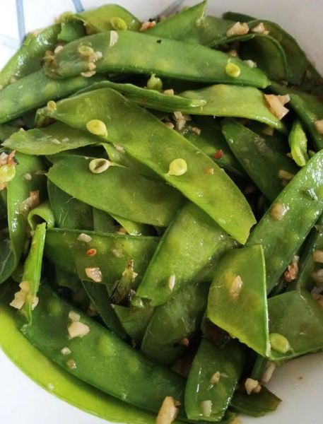 荷兰豆怎么炒不发黄_荷兰豆焯水还是直接炒-第3张图片-山城妙识