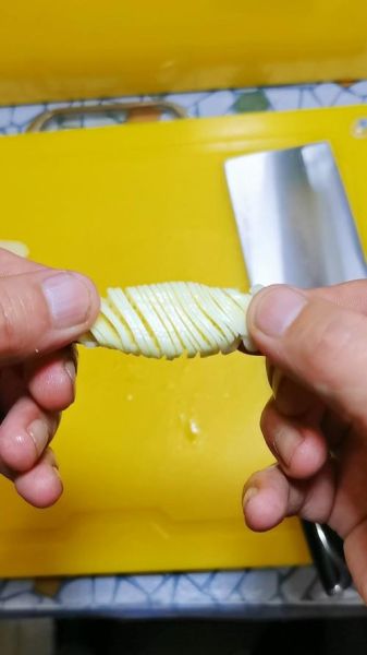 蓑衣花刀怎么切_蓑衣花刀切法图解-第3张图片-山城妙识