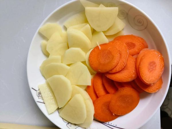 土豆炒红萝卜丝怎么炒才脆_土豆红萝卜丝要不要焯水-第3张图片-山城妙识