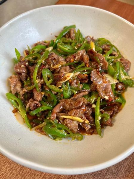 青椒炒牛肉怎么做_青椒炒牛肉家常做法-第1张图片-山城妙识