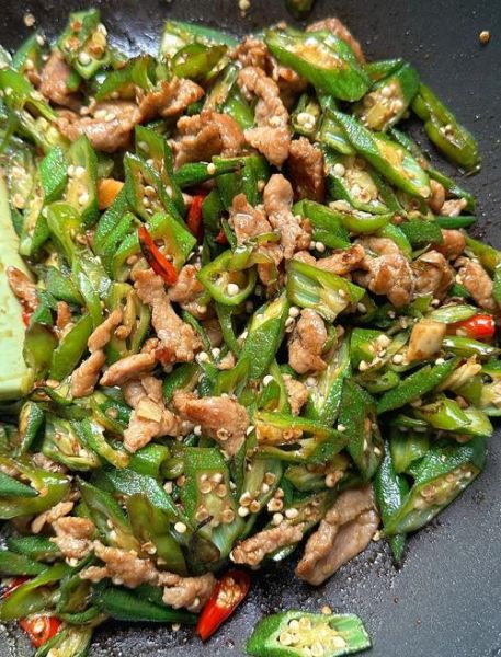 秋葵炒肉怎么做_秋葵炒肉先焯水还是先炒肉-第1张图片-山城妙识 秋葵炒肉怎么做_秋葵炒肉先焯水还是先炒肉-第1张图片-山城妙识