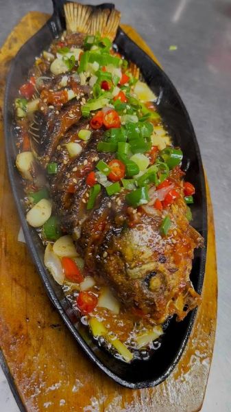 铁板鲫鱼怎么做_铁板鲫鱼的家常做法-第1张图片-山城妙识 铁板鲫鱼怎么做_铁板鲫鱼的家常做法-第1张图片-山城妙识