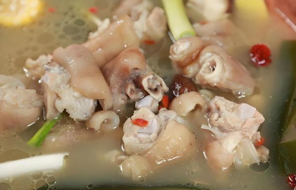 秋季猪蹄煲汤最佳搭配_什么食材最滋补不上火-第3张图片-山城妙识 秋季猪蹄煲汤最佳搭配_什么食材最滋补不上火-第3张图片-山城妙识