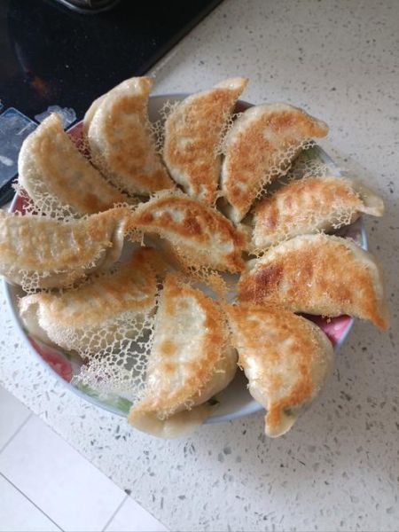 锅贴和煎饺的区别_锅贴煎饺怎么煎才不粘锅-第2张图片-山城妙识 锅贴和煎饺的区别_锅贴煎饺怎么煎才不粘锅-第2张图片-山城妙识