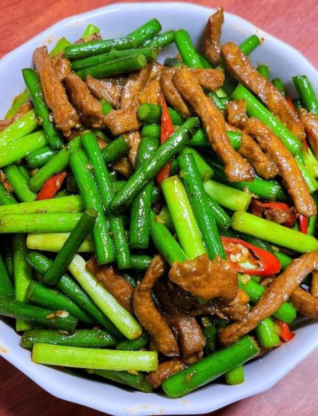 蒜苔炒肉怎么炒才嫩_蒜苔炒肉要不要焯水-第1张图片-山城妙识 蒜苔炒肉怎么炒才嫩_蒜苔炒肉要不要焯水-第1张图片-山城妙识