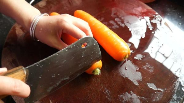 胡萝卜怎么切丝_胡萝卜切丝技巧-第2张图片-山城妙识
