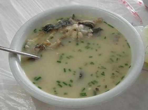 清炖鲶鱼汤怎么做_清炖鲶鱼汤最简单的家常做法-第3张图片-山城妙识