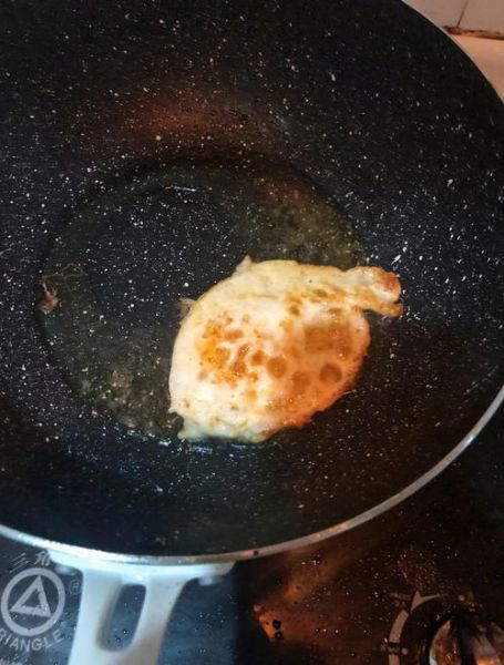 煎荷包蛋不粘锅技巧_为什么总是破皮-第1张图片-山城妙识