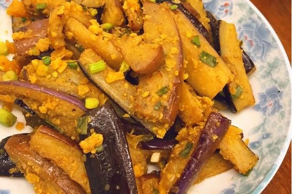 咸蛋黄茄子煲怎么做_咸蛋黄茄子煲热量高吗-第1张图片-山城妙识