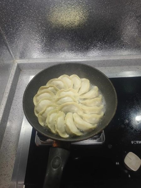 煎饺怎么煎不粘锅_煎饺皮怎么做才酥脆-第1张图片-山城妙识 煎饺怎么煎不粘锅_煎饺皮怎么做才酥脆-第1张图片-山城妙识