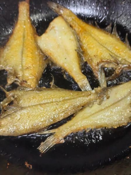 煎小偏口鱼怎么不粘锅_小偏口鱼煎多久能熟-第1张图片-山城妙识