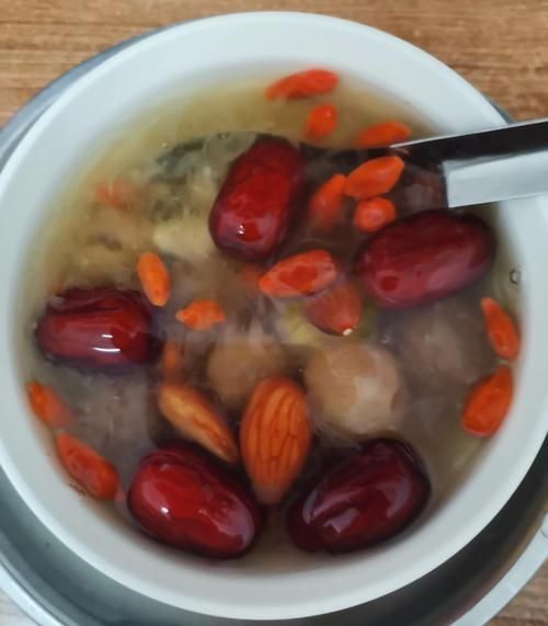 红枣木耳汤丰胸汤怎么做_红枣木耳汤丰胸有效吗-第2张图片-山城妙识