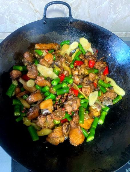 家常青椒辣子鸡怎么做_辣子鸡嫩而不柴的秘诀-第1张图片-山城妙识 家常青椒辣子鸡怎么做_辣子鸡嫩而不柴的秘诀-第1张图片-山城妙识