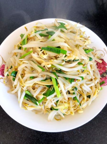 清炒绿豆芽怎么炒才脆_清炒绿豆芽要不要焯水-第1张图片-山城妙识