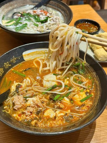 昆明小锅米线哪家好吃_正宗做法揭秘-第1张图片-山城妙识 昆明小锅米线哪家好吃_正宗做法揭秘-第1张图片-山城妙识