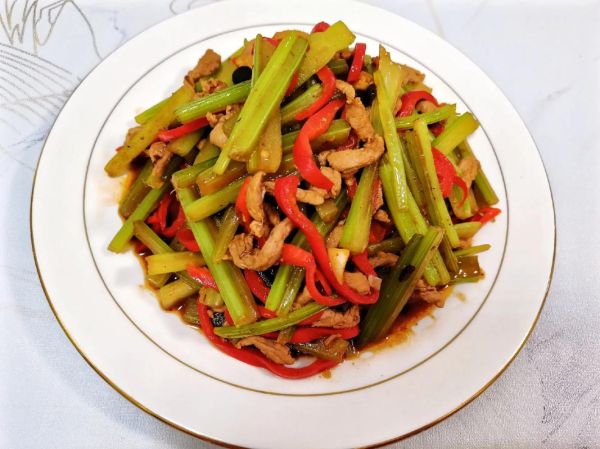 芹菜肉丝怎么炒才脆嫩_芹菜肉丝图片里到底放了什么-第3张图片-山城妙识