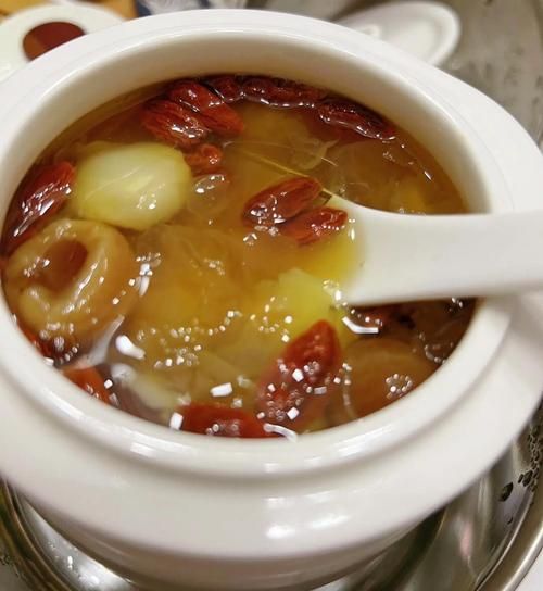 银耳羹可以补充胶原蛋白吗_银耳羹和胶原蛋白关系-第1张图片-山城妙识