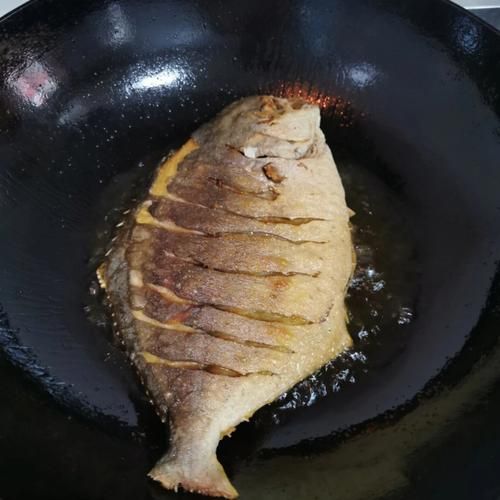 鱼怎么炸不粘锅_炸鱼不破皮技巧-第2张图片-山城妙识