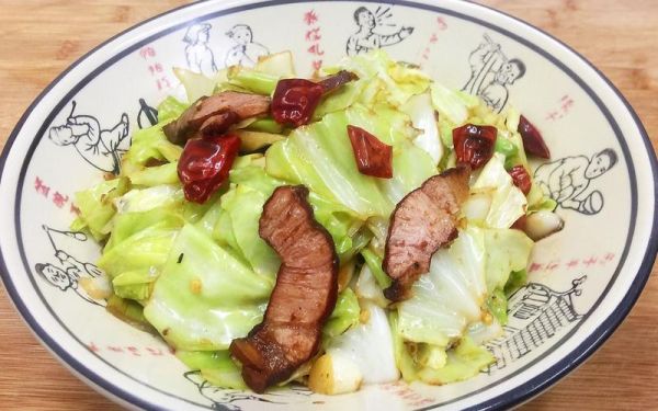 包菜炒腊肉怎么做_包菜炒腊肉先炒哪个-第3张图片-山城妙识