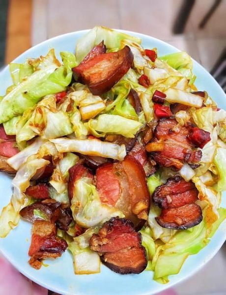 包菜炒腊肉怎么做_包菜炒腊肉先炒哪个-第1张图片-山城妙识