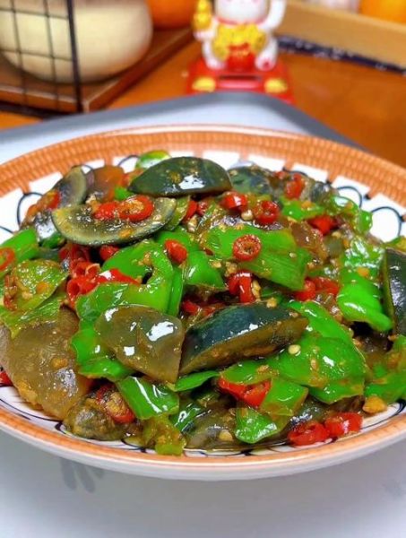 皮蛋炒青椒怎么做才好吃_皮蛋炒青椒的正宗做法窍门-第1张图片-山城妙识