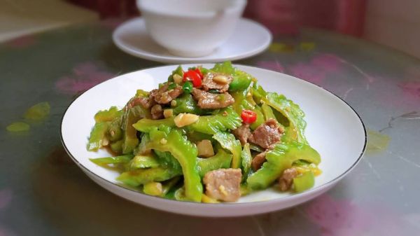 苦瓜炒猪肉怎么炒好吃_苦瓜炒肉不苦技巧-第2张图片-山城妙识