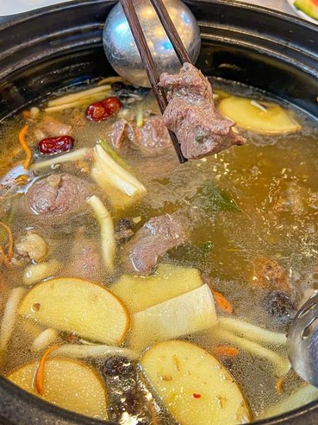 牛肉炖蘑菇怎么做_牛肉炖蘑菇的家常做法-第1张图片-山城妙识