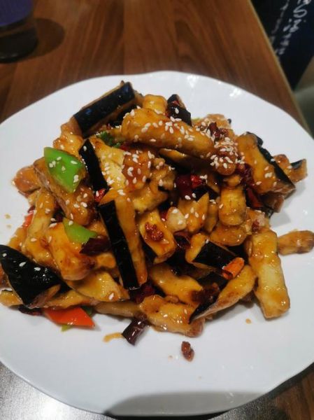 羊肉炒茄子怎么做_羊肉炒茄子好吃又简单-第1张图片-山城妙识