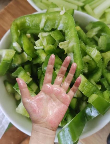 切辣椒辣手怎么缓解_辣椒辣手最快止痛方法-第2张图片-山城妙识 切辣椒辣手怎么缓解_辣椒辣手最快止痛方法-第2张图片-山城妙识