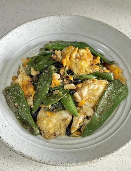 虎皮青椒炒皮蛋怎么做_皮蛋要不要先煎-第1张图片-山城妙识