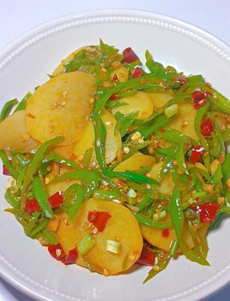 青椒土豆片怎么做_正宗做法窍门-第1张图片-山城妙识